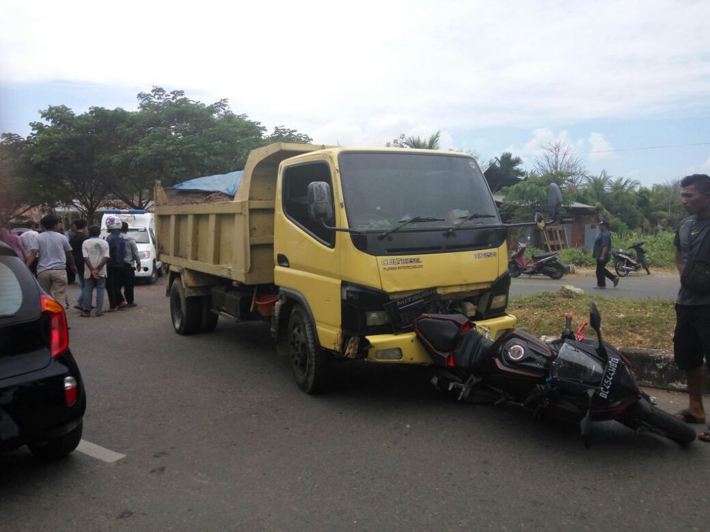 Tabrakan truk dengan motor di Lhong Raya, satu tewas - Kanal Aceh