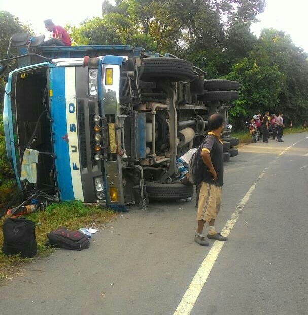 Truk barang alami kecelakaan tunggal di Lembah Seulawah - Kanal Aceh Truk barang alami kecelakaan tunggal di Lembah Seulawah - Kanal Aceh