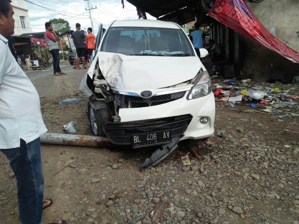 Diduga supir ngantuk, Avanza tabrak tiang listrik - Kanal Aceh Diduga supir ngantuk, Avanza tabrak tiang listrik - Kanal Aceh