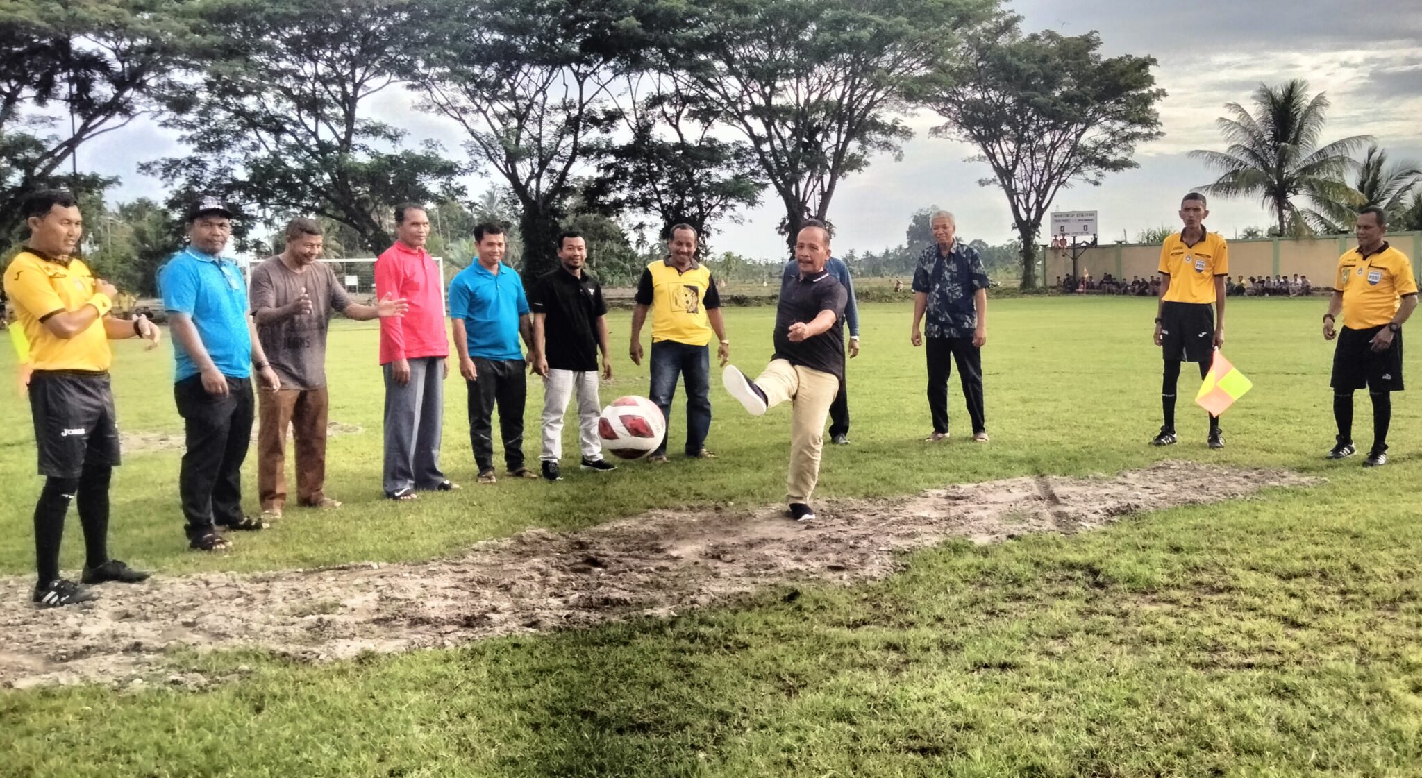 Camat Kuala Batee Resmi Buka Turnamen Bola HUT RI ke-77 - Kanal Aceh