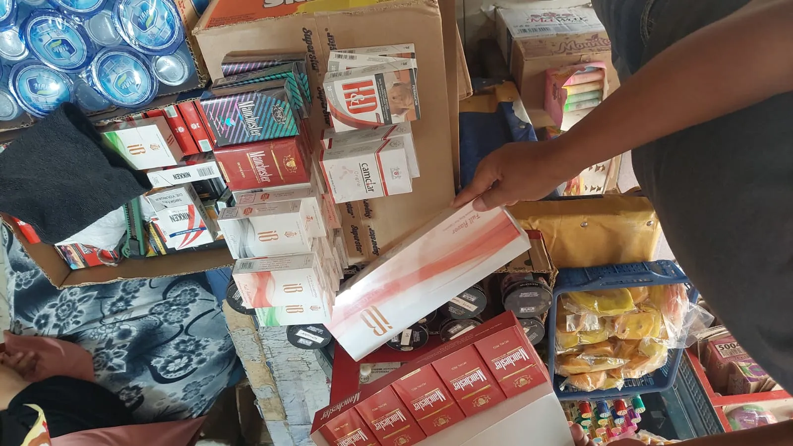 18 Ribu Batang Rokok Ilegal Disita dari Toko Kelontong di Aceh Besar ... 18 Ribu Batang Rokok Ilegal Disita dari Toko Kelontong di Aceh Besar ...